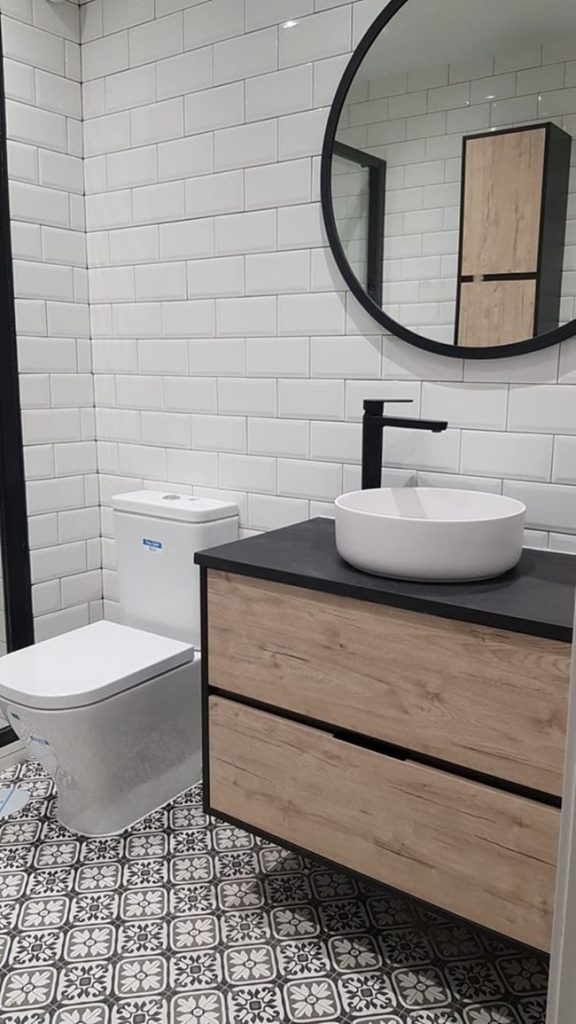 Baños en negro y madera para inspirarte