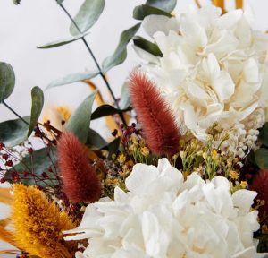 Qué son las flores preservadas y cómo decorar con ellas