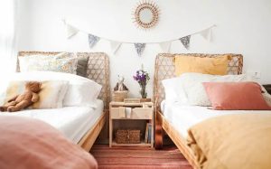 Cómo poner dos camas en una habitación pequeña