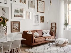 Cómo decorar un salón con sofá marrón oscuro